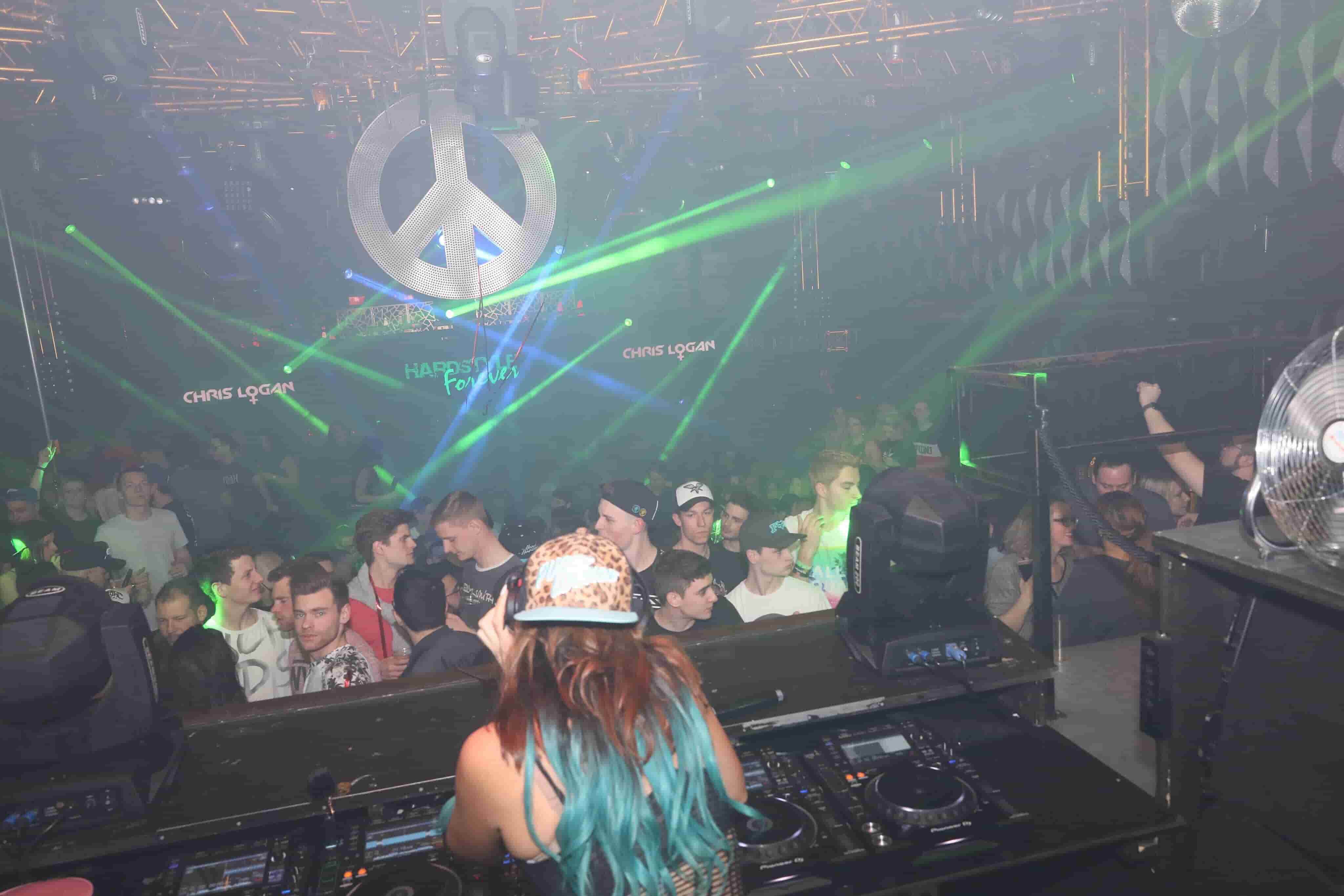 DJ Chris Logan, une Girl Power et productrice aux platines